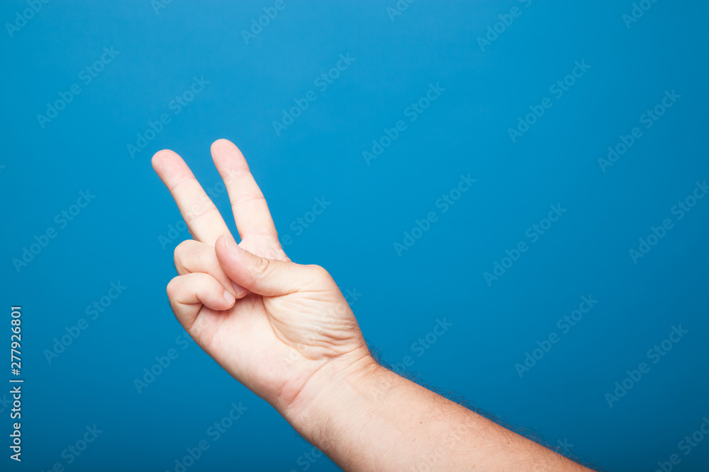 Haciendo señales con la mano derecha, haciendo números, uno, dos, tres ...