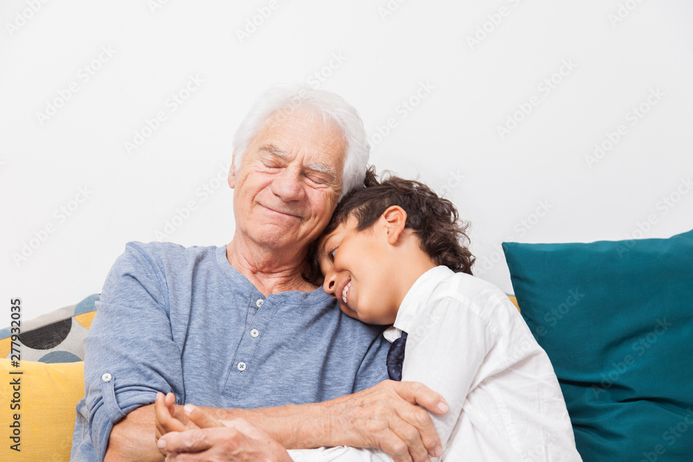 ENFANT FAISANT UN CALIN À SON GRAND PERE Stock Photo | Adobe Stock