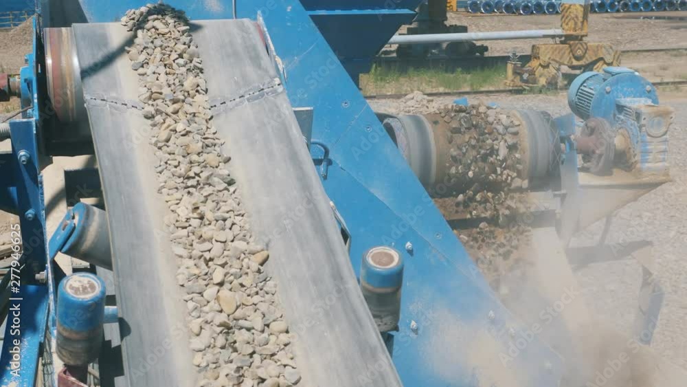 Moving conveyor of a rubble-cracking mechanism vídeo de Stock | Adobe Stock