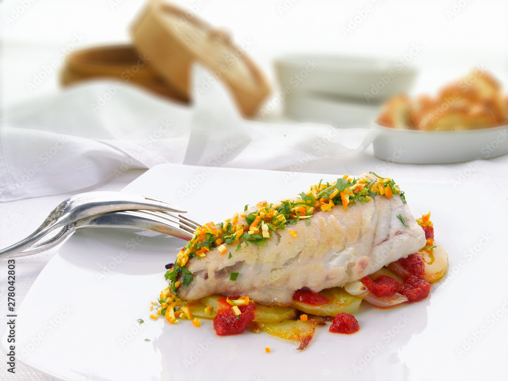 pescado receta gourmet merluza con patatas y pimientos. fish hake ...