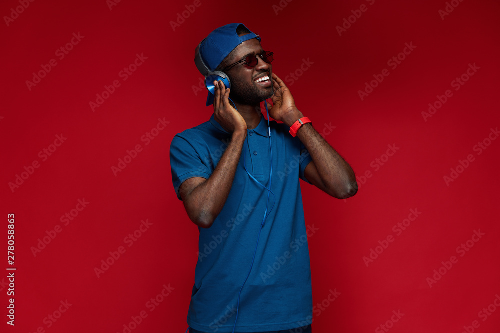 Listen music. Smiling black man in headphones listening portrait Stock ...