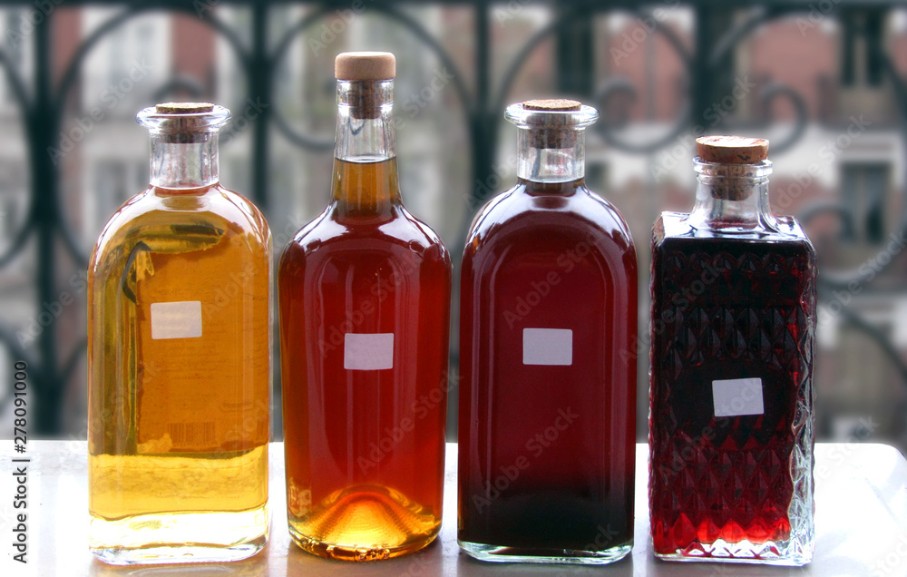 Cuatro botellas de licores caseros (limoncello, licor de manzana ...