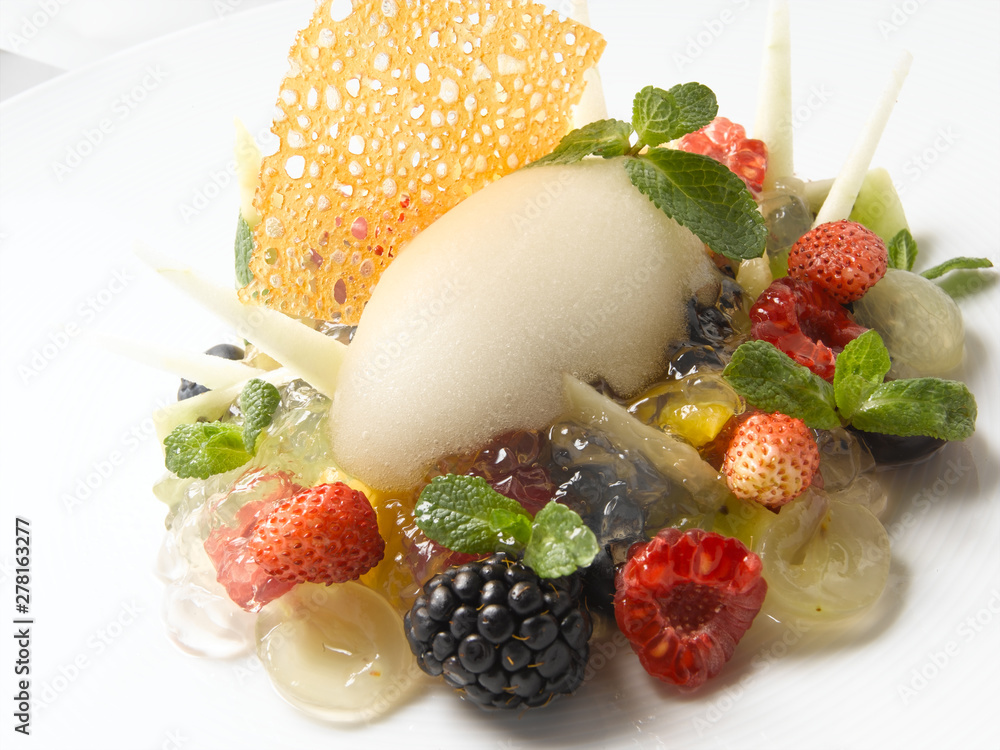 Frutas del bosque con helado sobre fondo blanco. Forest fruits with ice ...