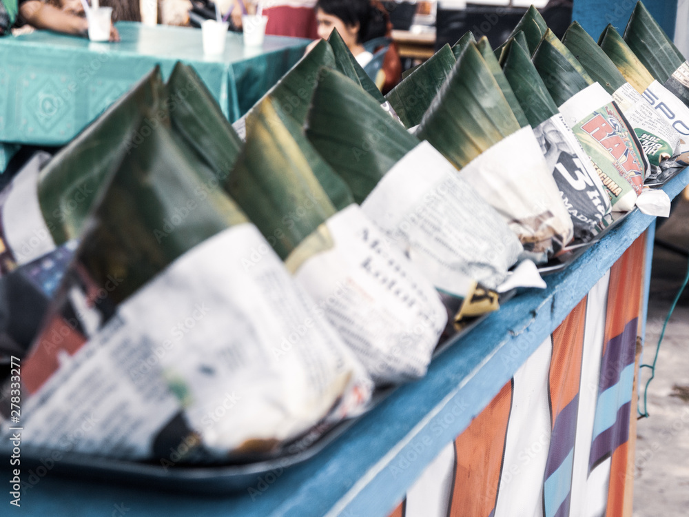 Foto de Malaysian Asian packet rice with chilli anchovies and egg nasi ...