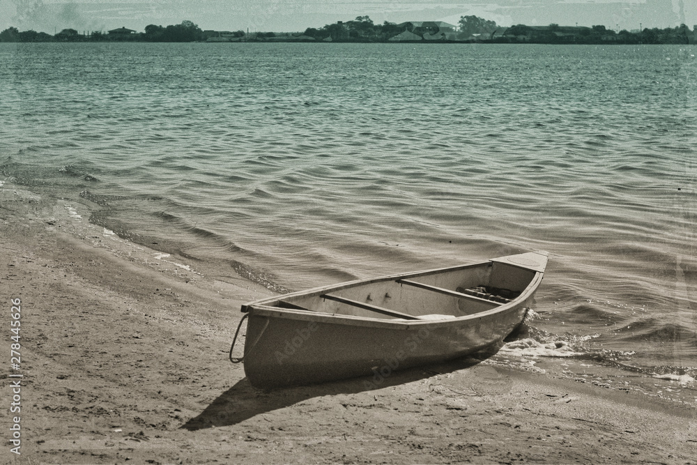 La canoa a orillas del agua y sobre la tierra muestran la belleza del ...