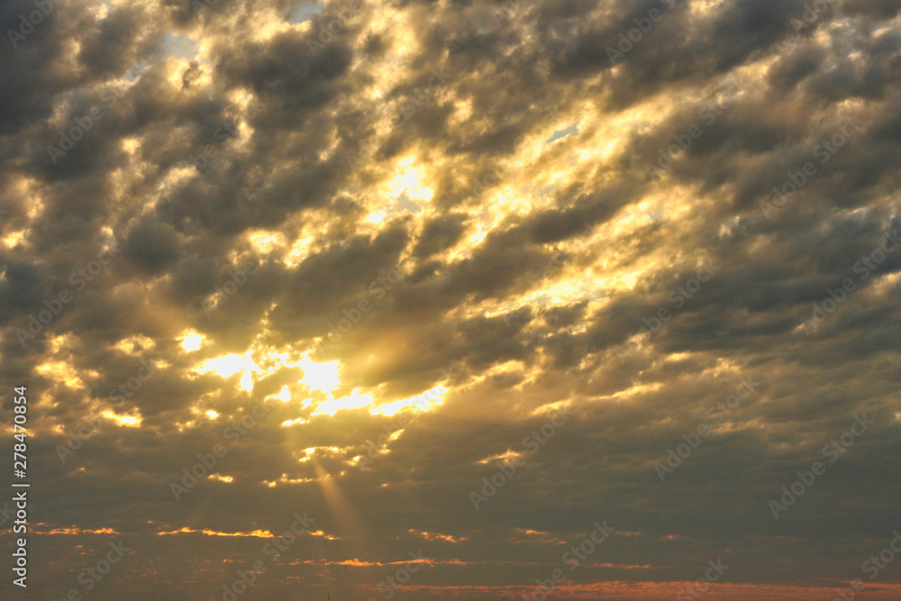 Nubes con el resplandor del sol y la inmensidad del cielo ภาพถ่ายสต็อก ...
