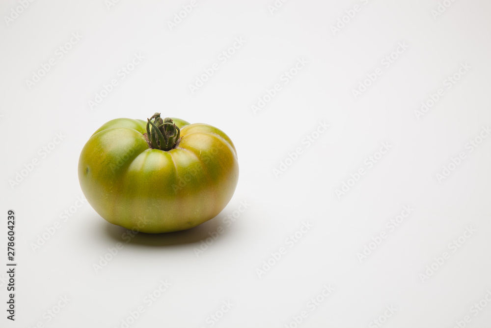 Tomate verde en proceso de maduración. Tomate ecológico ha sido ...