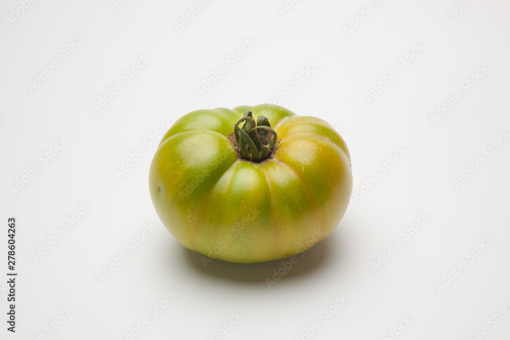 Tomate verde sobre fondo liso, tomate ecológico recién cogido de la ...