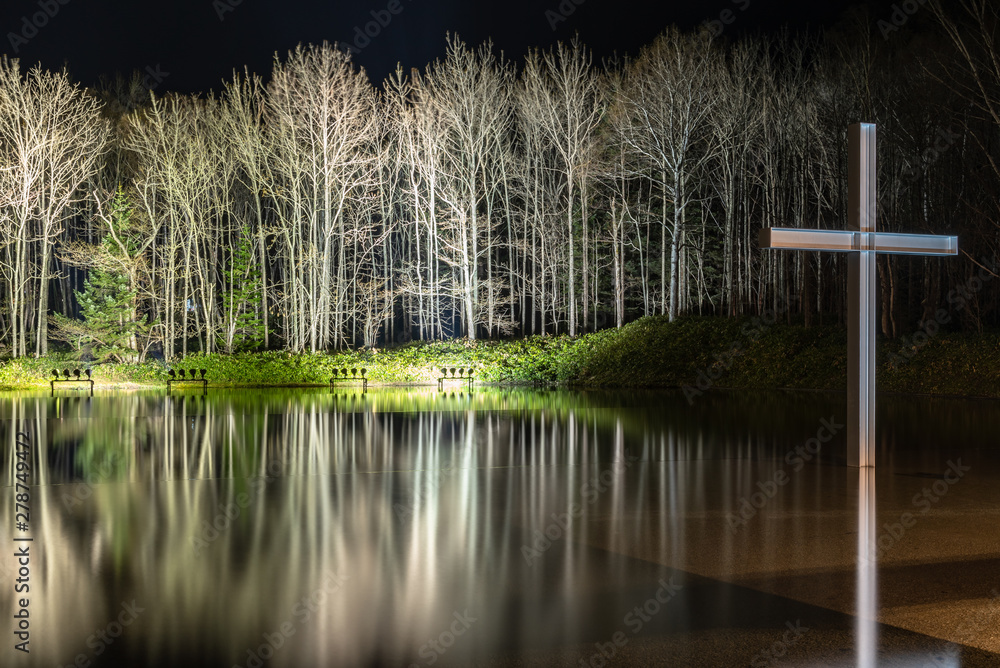 Cross on the water with an inverted reflection in a beautiful nature ...