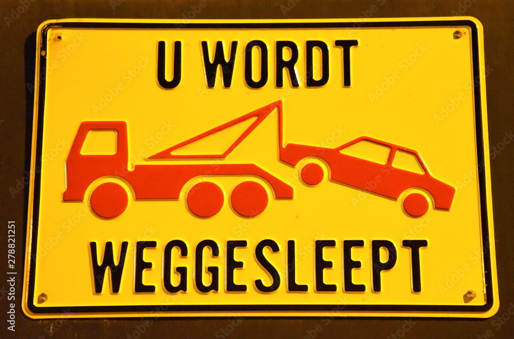 Schild: Hier wird abgeschleppt. Stock Photo | Adobe Stock