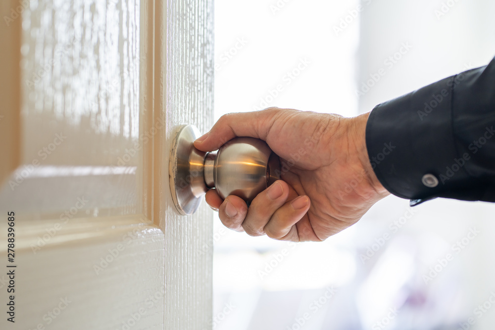 Man hand holding door knob Stock 写真 | Adobe Stock