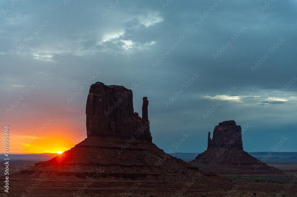 Sunrise over the famous mitten and merrick buttes of Monument Valley ...