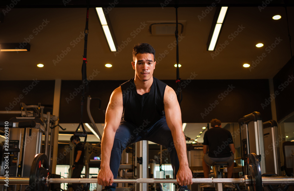 Athletic man playing dumbbell exercise for arm endurance training ...