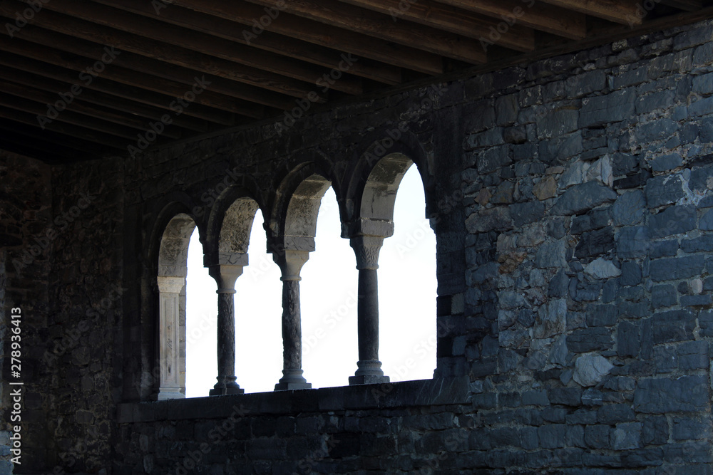 Finestra trifora con mura in pietra Stock Photo | Adobe Stock