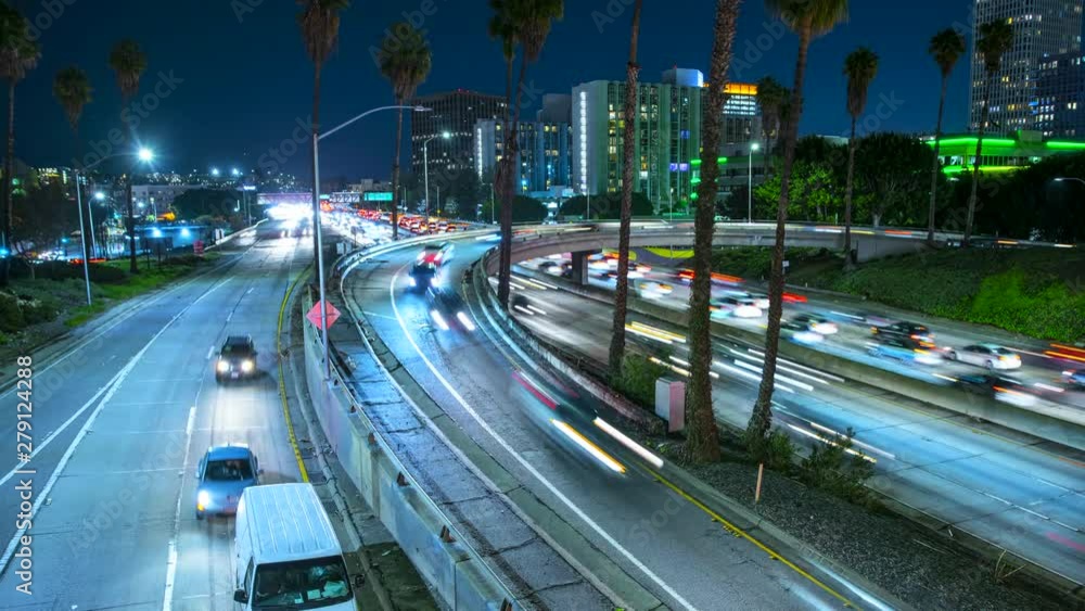 Vidéo Stock Light trails of cars moving on a city highway at night. Los ...