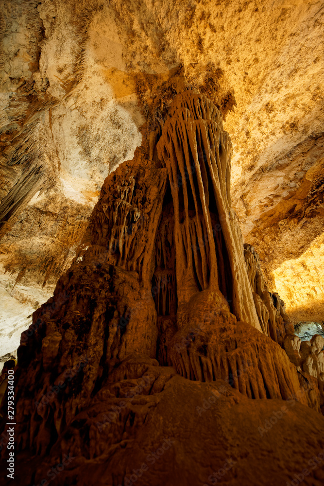 Foto de Biggest and oldest stalactite-stalacmite formation inside the ...