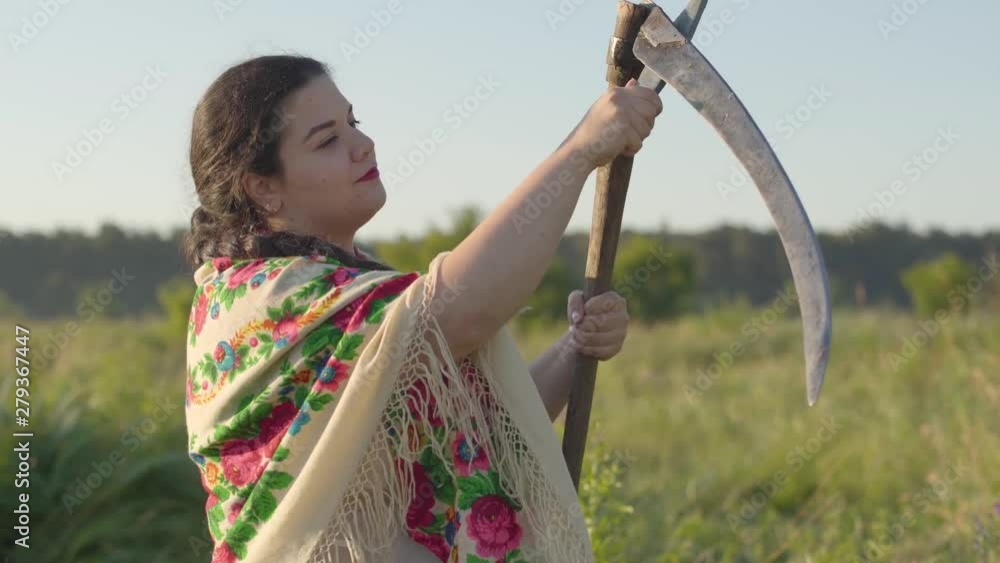 Vidéo Stock Portrait of beautiful overweight woman sharpening scythe ...