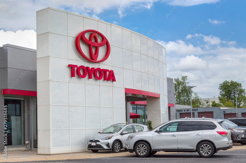 Foto de Toyota Automobile Dealership Exterior and Trademark Logo do ...