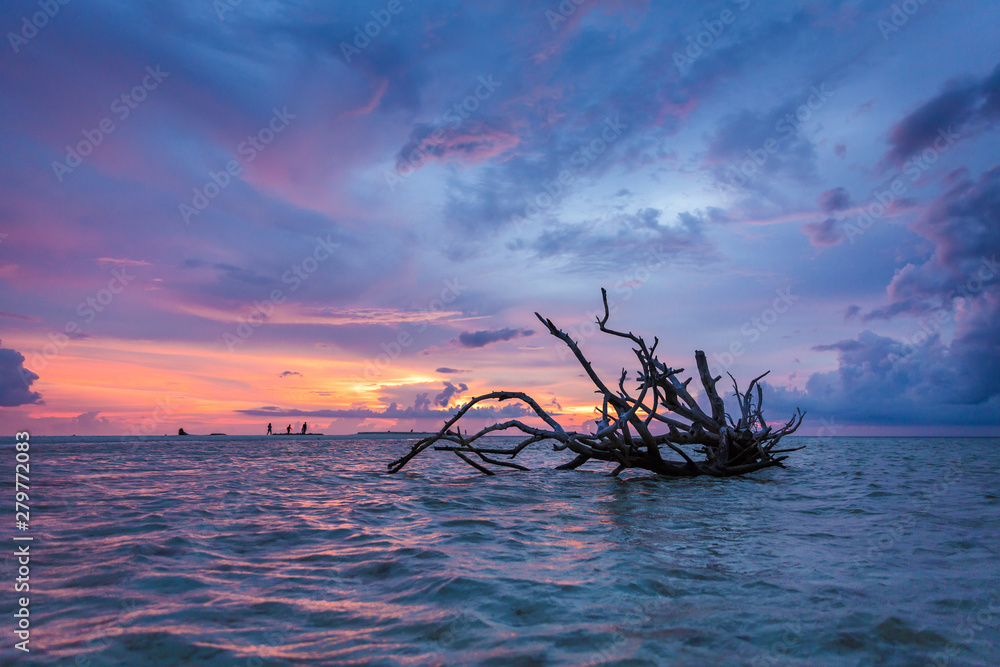 Beautiful sunset in Omadhoo island in Maldives, Asia. Tropical paradise ...