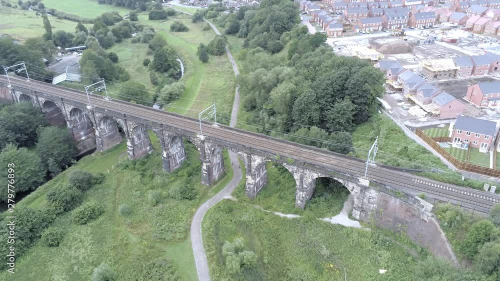 Vidéo Stock Sankey viaduct aerial above historical British railway ...