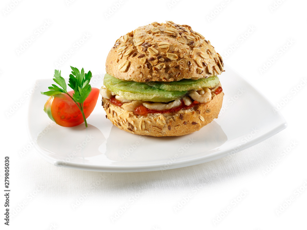 Hamburguesa con pan integral de de pollo y aguacate sobre plato y fondo ...