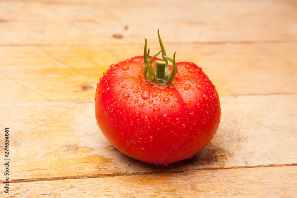 Tomate maduro, rojo y ecológico, recién traido del huerto, tomate ...