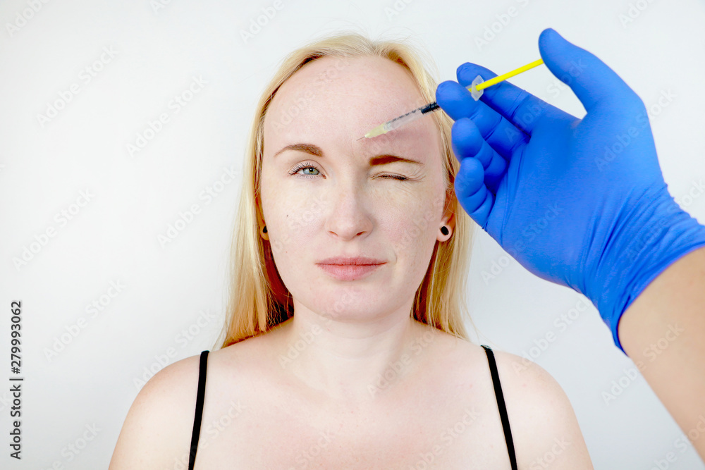 Botox injection in the forehead, remove the vertical wrinkle. Young ...