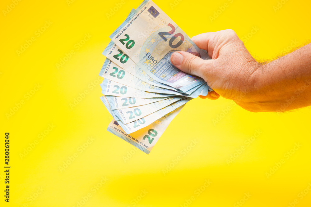 Billetes de dinero en la mano de una persona, pagando un servicio ...