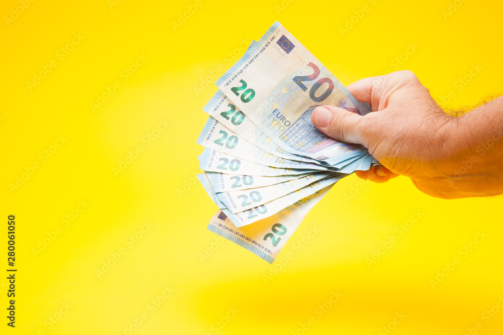 Billetes de dinero en la mano de una persona, pagando un servicio ...