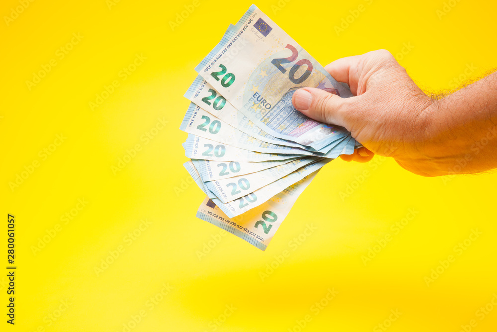 Billetes de dinero en la mano de una persona, pagando un servicio ...