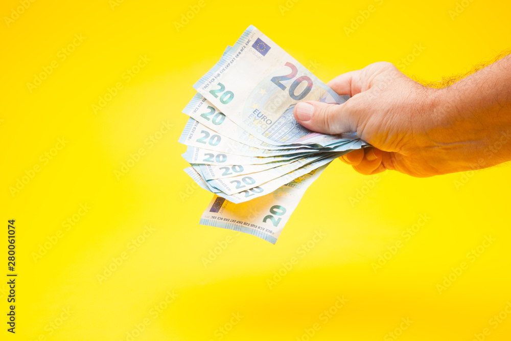 Billetes de dinero en la mano de una persona, pagando un servicio ...