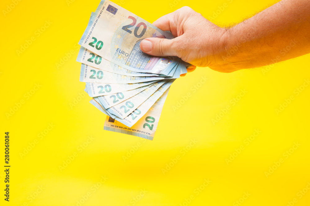 Billetes de dinero en la mano de una persona, pagando un servicio ...