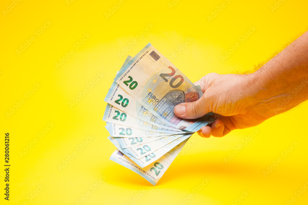 Billetes de dinero en la mano de una persona, pagando un servicio ...