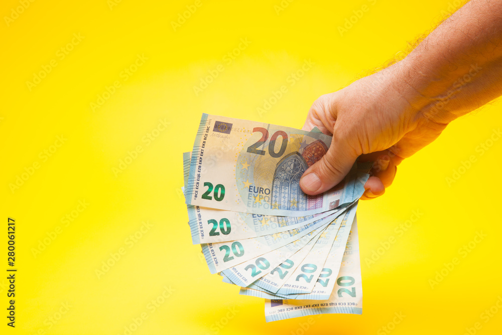 Billetes de dinero en la mano de una persona, pagando un servicio ...