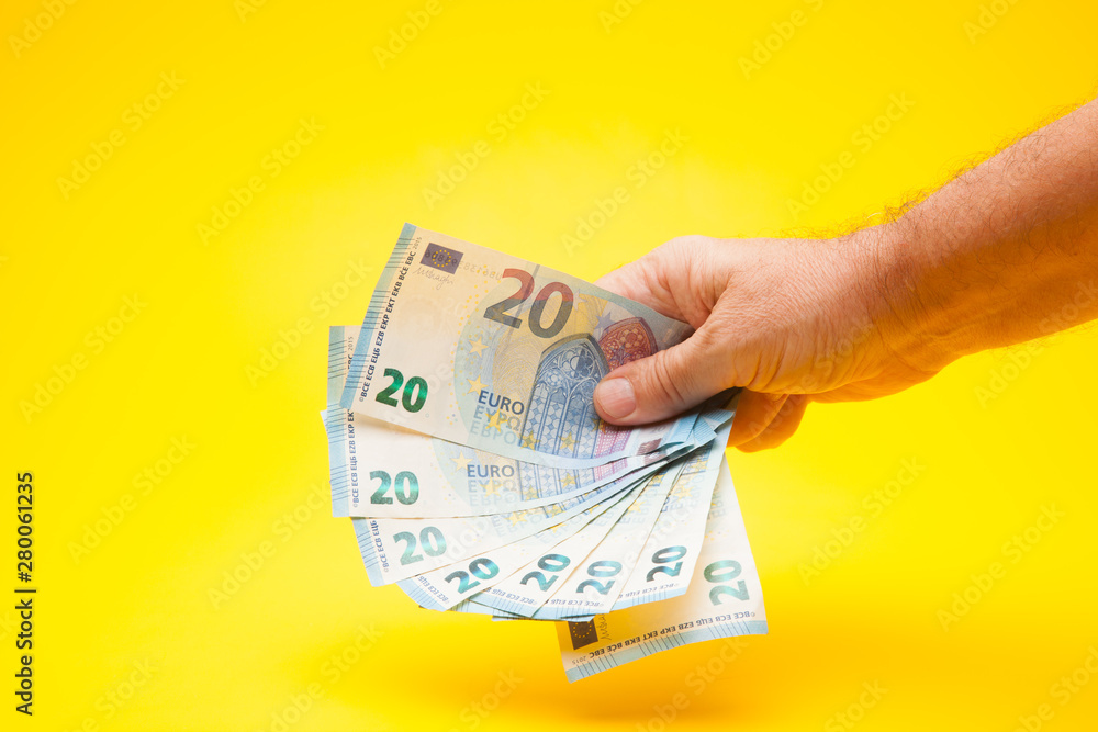 Billetes de dinero en la mano de una persona, pagando un servicio ...