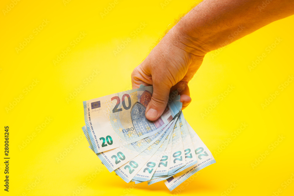 Foto Stock Billetes de dinero en la mano de una persona, pagando un ...
