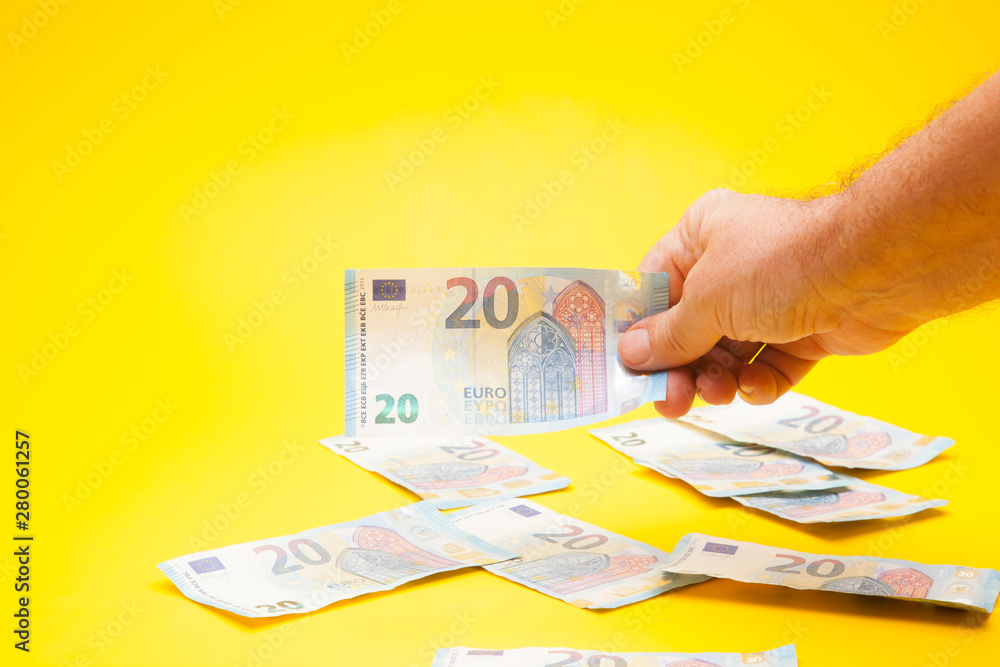 Billetes de dinero en la mano de una persona, pagando un servicio ...