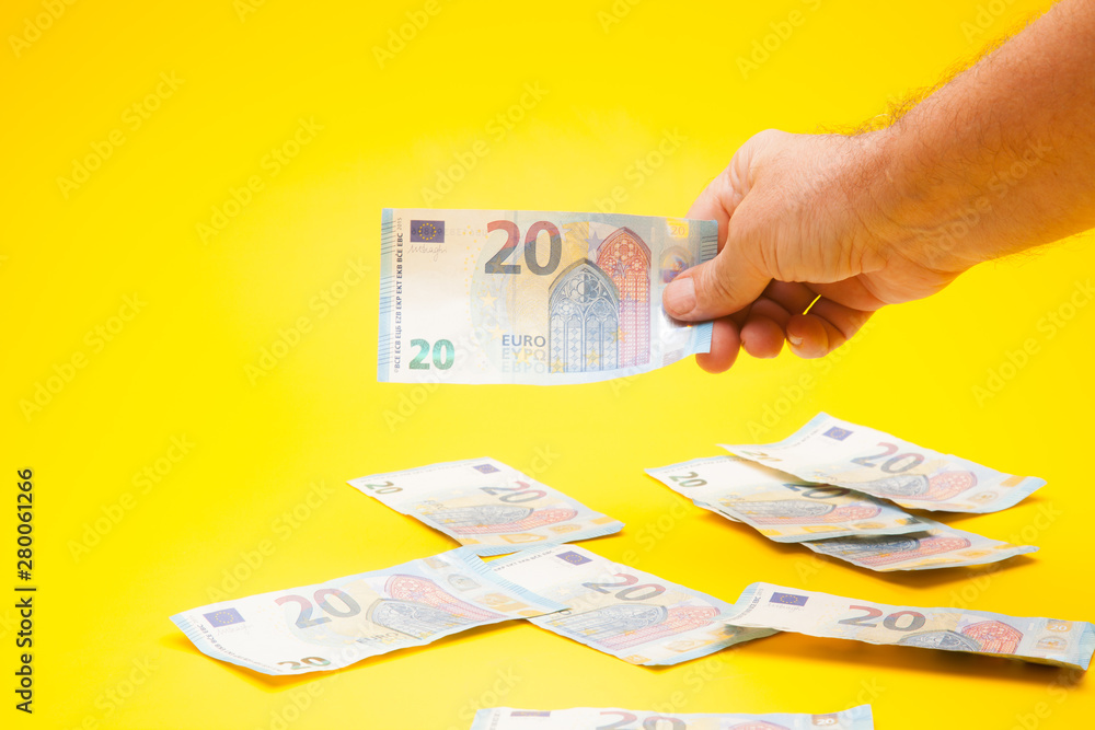 Billetes de dinero en la mano de una persona, pagando un servicio ...