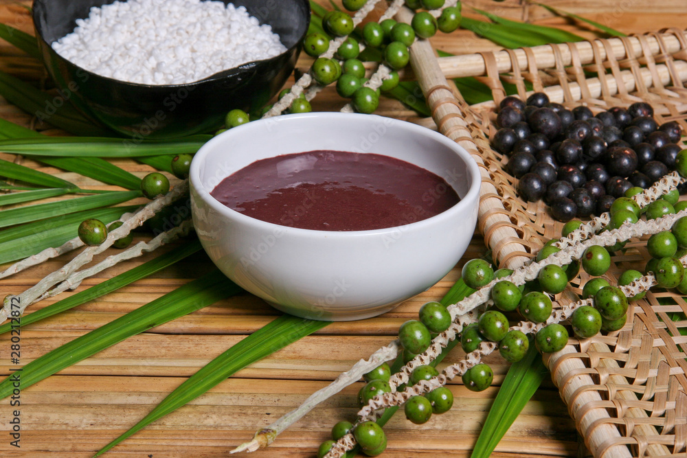 Suco, fruto e semente de açai com farinha de tapioca e farinha d´'água ...