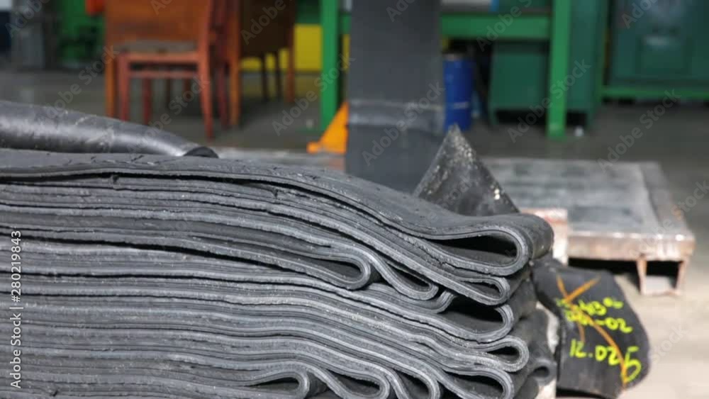 Machine for processing rubber compound into a rubber band. Recycling ...