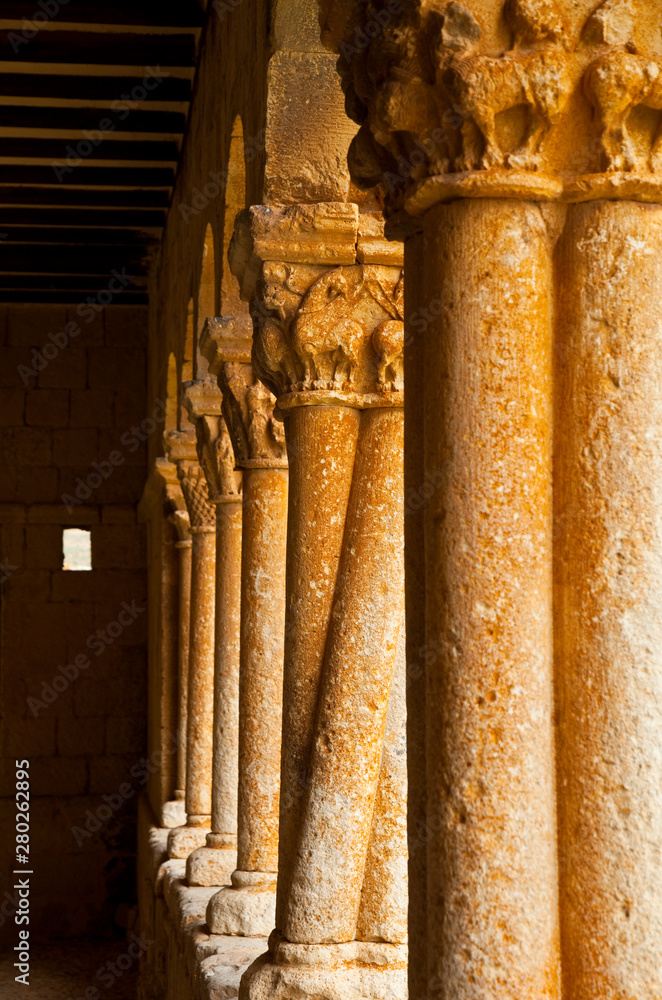 Columna de fustes torsionados, Galería porticada, Iglesia de San Pedro ...