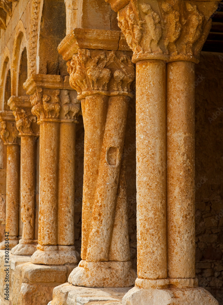 Columna de fustes torsionados, Galería porticada, Iglesia de San Pedro ...