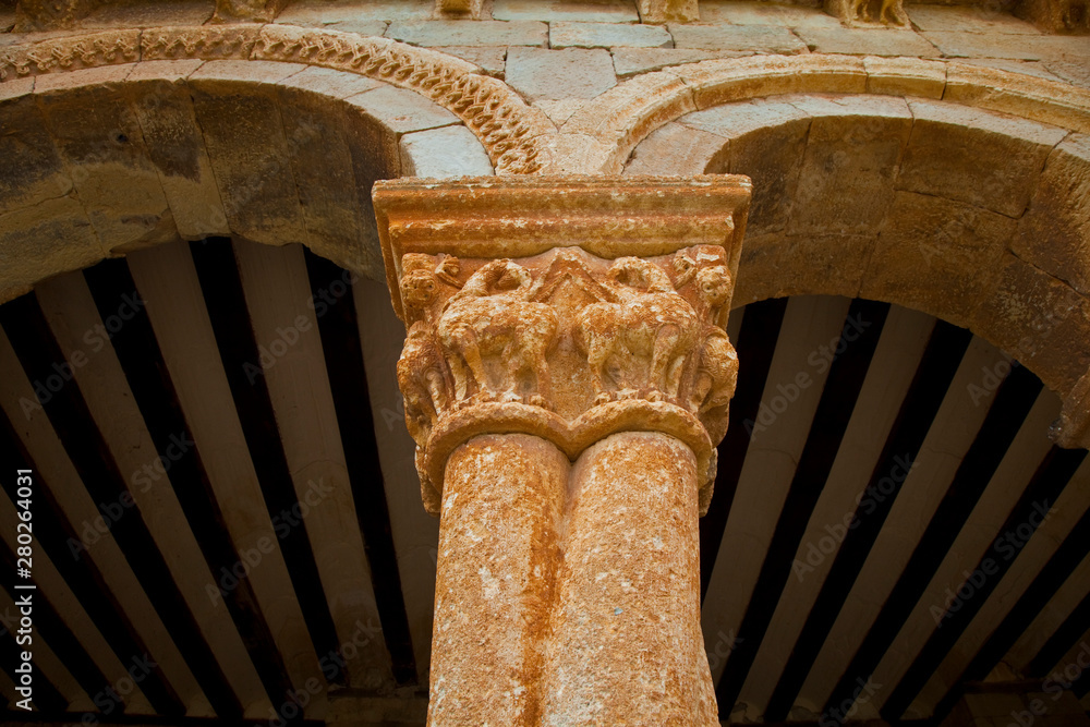 Columna de fustes torsionados, Galería porticada, Iglesia de San Pedro ...