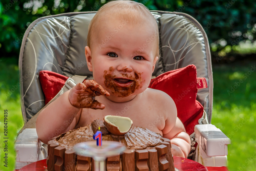 Baby mit Schokolade verschmiert Stock Photo | Adobe Stock