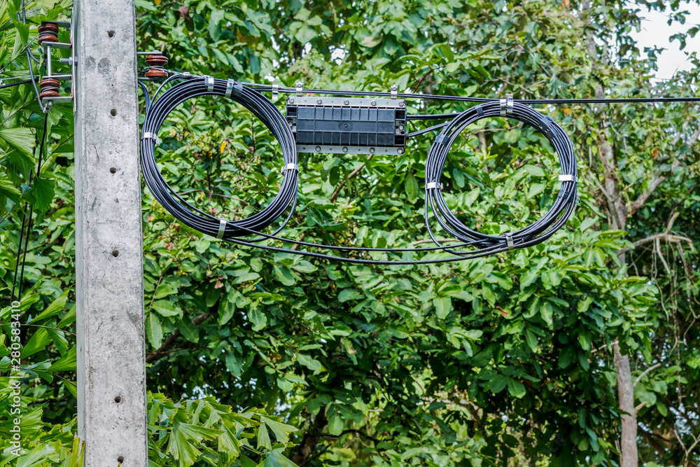 Foto de Black optical fiber cable and optic splice closure used in ...