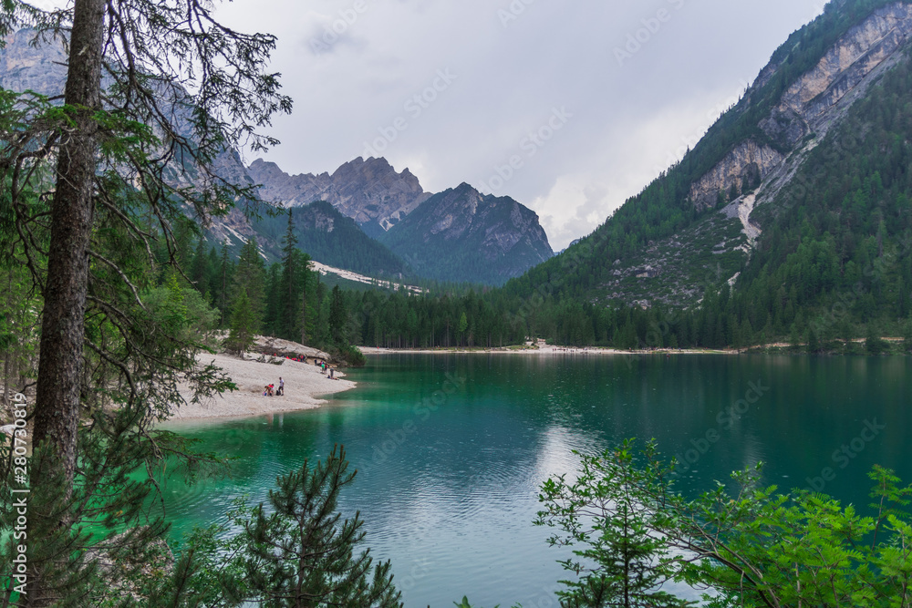 Vista del lago di braies con rocce e larici Stock Photo | Adobe Stock