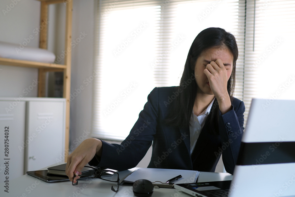 Businesswoman have eye pain and headaches. From working in front of the ...