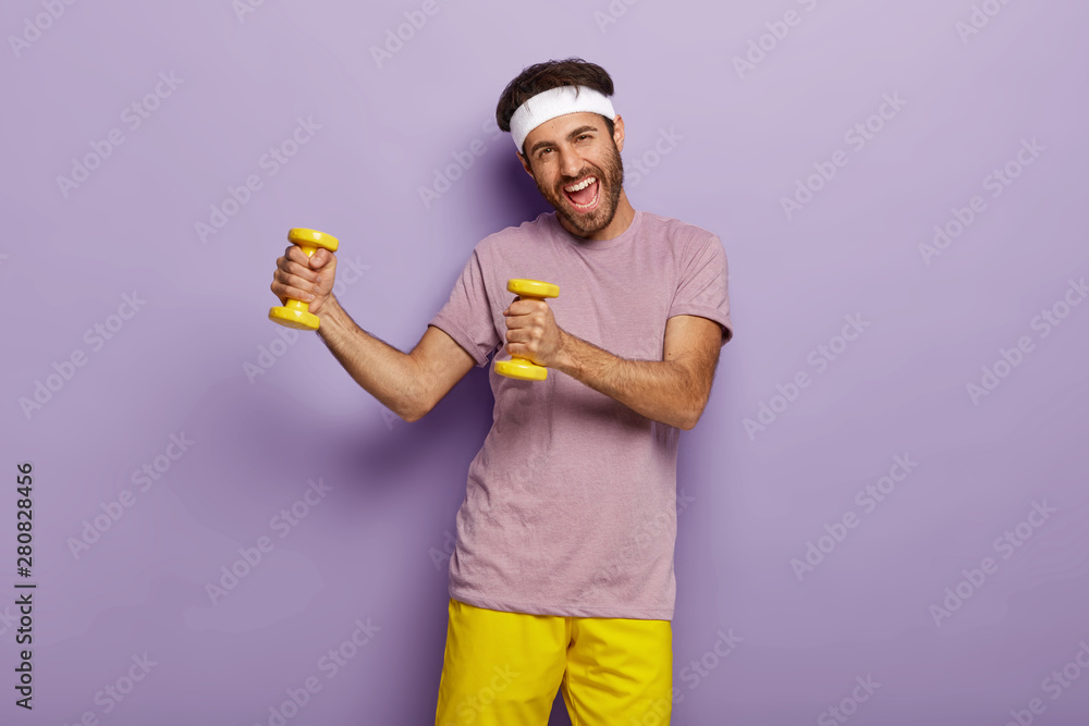 Hardy positive man has training with two yellow weights, excellent ...