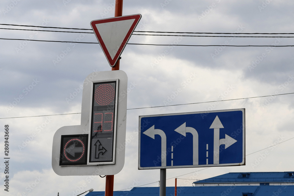 The combination of road signs and modern LED traffic lights foto de ...