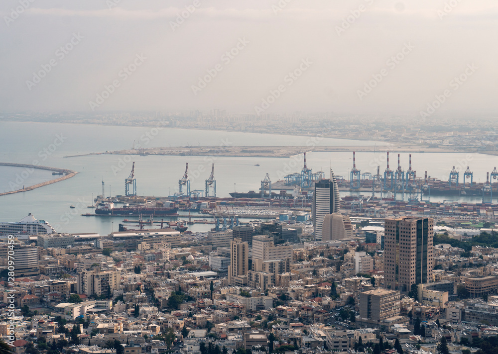 Fotografia do Stock: View to the Haifa port in Israel short on a cloudy ...